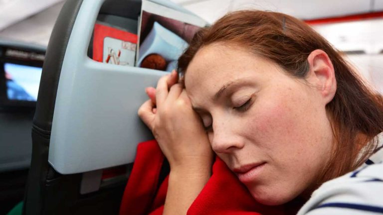 How to Sleep in an Airplane: Easy Tips for a Peaceful Flight - ListedFit
