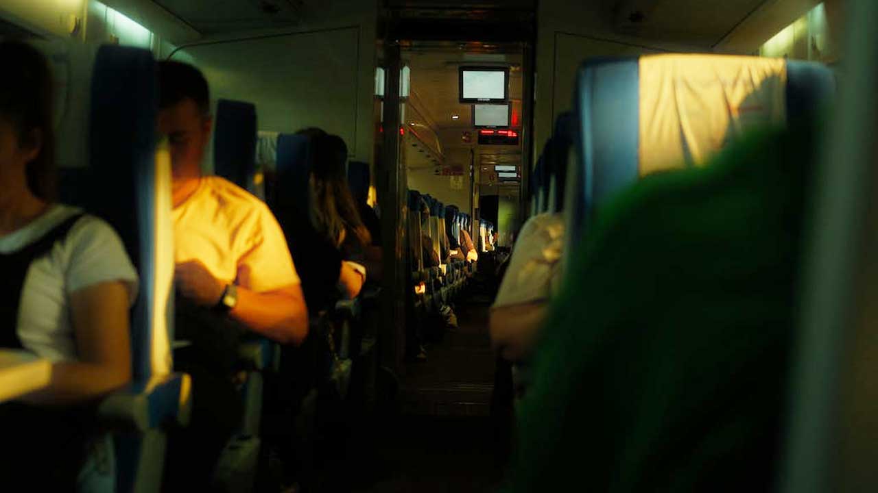 How to Sleep in an Airplane: Easy Tips for a Peaceful Flight - ListedFit